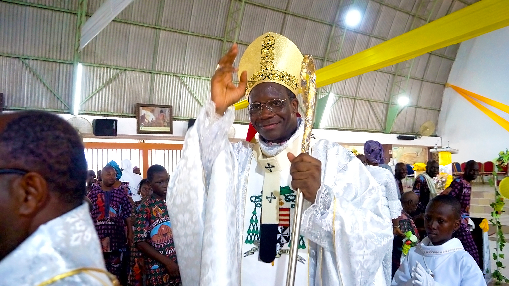 Biographie de Mgr ROGER HOUNGBÉDJI – Archidiocèse de Cotonou